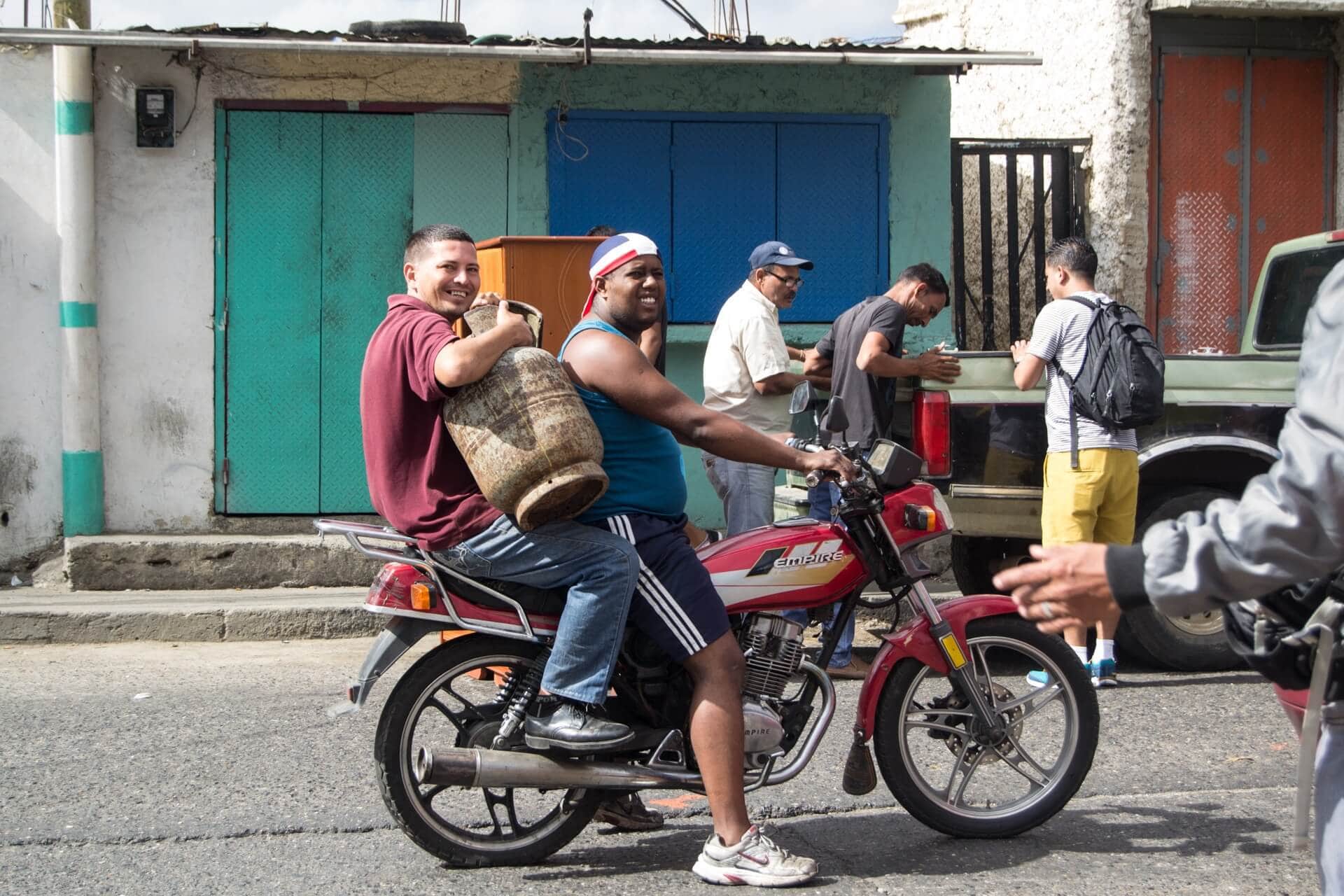 Las bombonas de gas doméstico son un lujo en Catia • Crónica Uno