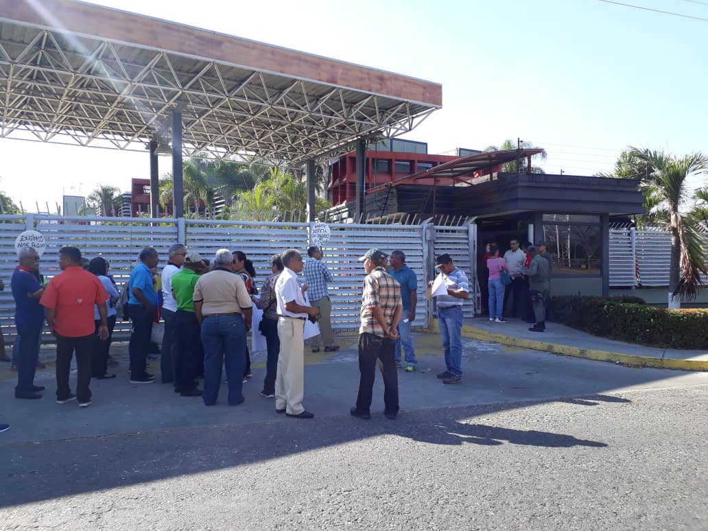 Jubilados de Pequiven exigen el pago del Fondo de Pensiones que les ...