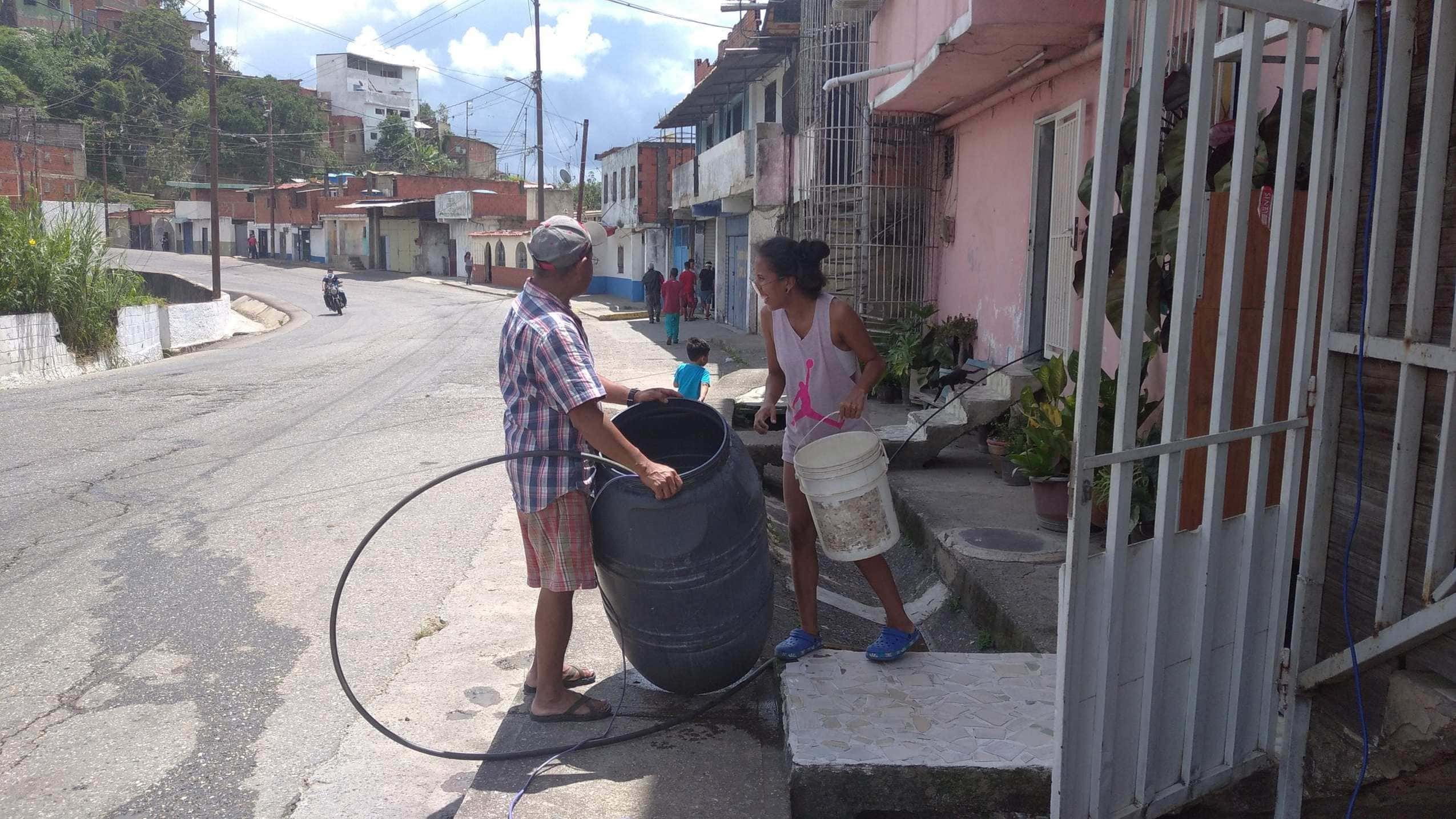 En zonas altas y distantes de Filas de Mariche no llega agua por tuberías