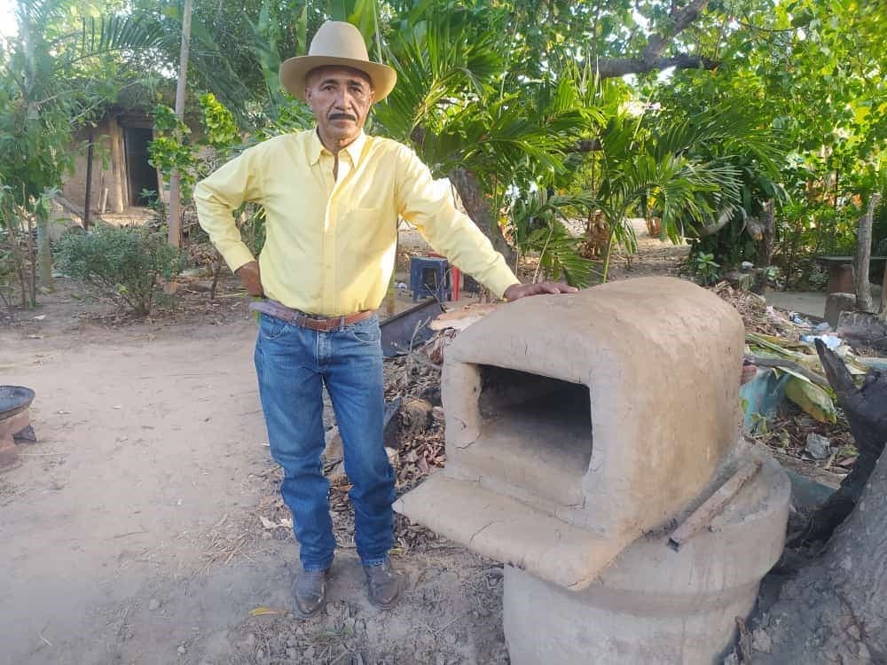 El Coplero Enamorado les da forma a sus estufas de barro cantando