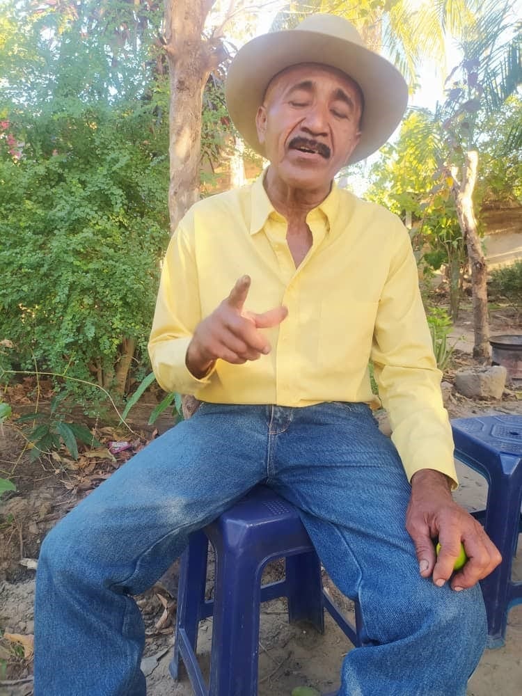 El Coplero Enamorado les da forma a sus estufas de barro cantando