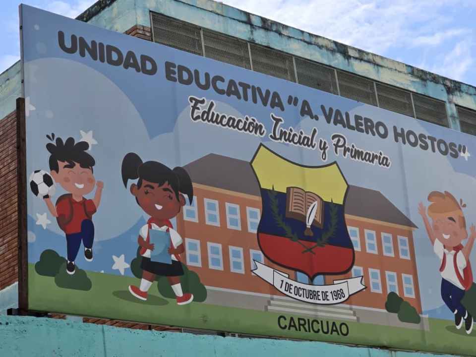 Alumnos de la Escuela Valero Hostos en Caricuao hacen deportes en un ...